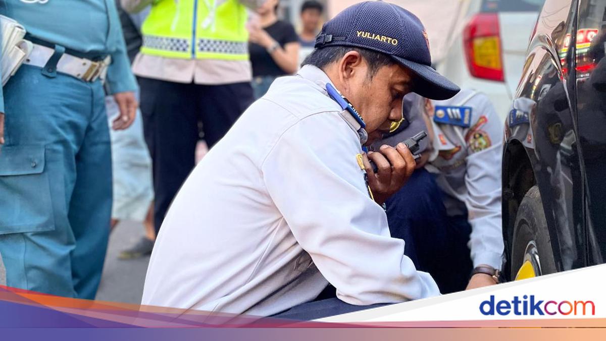 Dishub Kota Jogja Gembok-Gembosi Ban Kendaraan Parkir Sembarangan