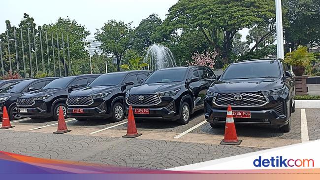 Sejumlah Mobil Hybrid Terparkir di Balkot DKI, Mobil Baru Kepala Dinas?