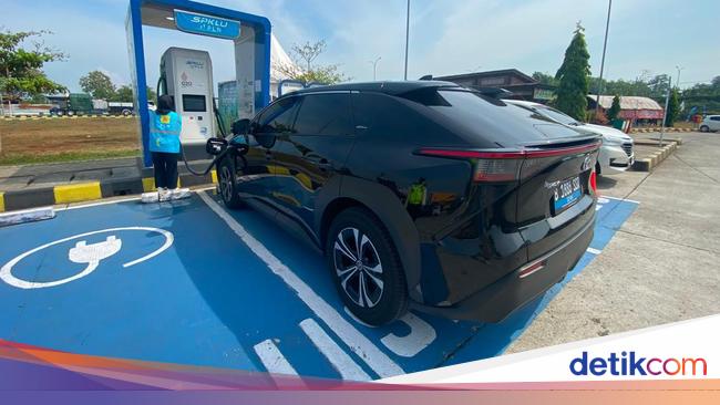 Catat! Ini Daftar Tempat Ngecas Mobil Listrik di Rest Area