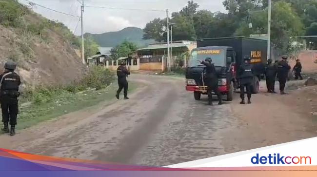 Mencekam Bentrokan Warga 2 Desa di Bima, 1 Tewas-3 Rumah Dibakar