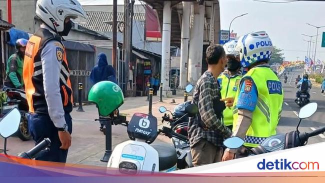 Bandel! Sejumlah Pemotor Lawan Arah di Flyover Jaktim Ditilang Polisi