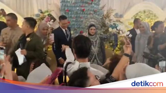 Pernikahan Viral, Bridesmaid Kejutkan Pengantin Bawa Buket Uang 'Raksasa'
