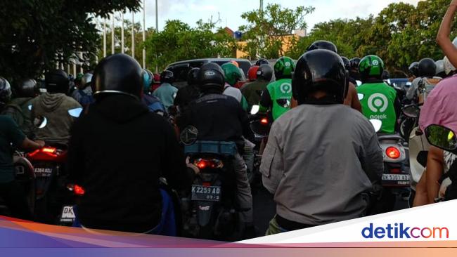 Macet Parah! Kendaraan Menuju Bandara Ngurah Rai-Tol Bali Mandara Tersendat