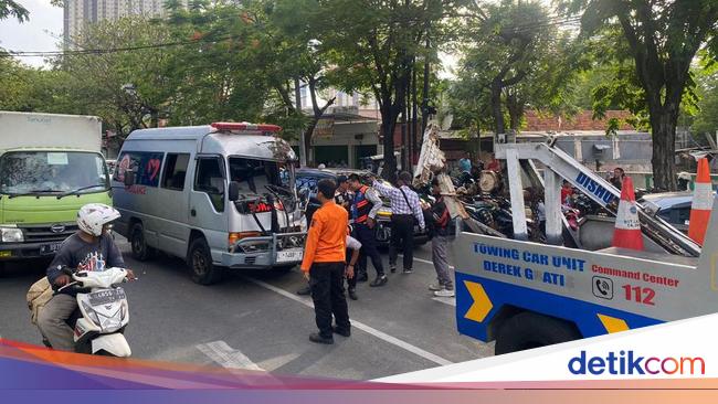 Hendak Jemput Pasien, Ambulans Tabrak Bus Trans Semanggi Surabaya