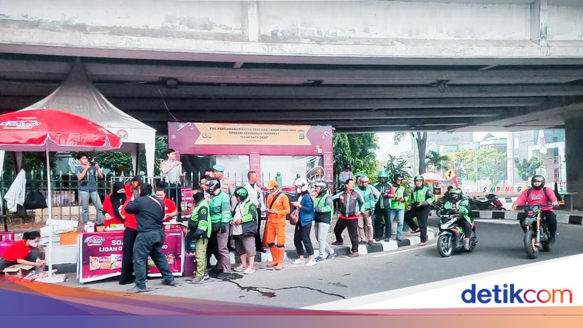 Warga Senang Bisa Makan Gratis di Pospam Mampang: Petugasnya Merakyat