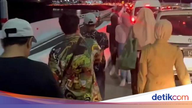Viral Penumpang Jalan Kaki ke Bandara Ngurah Rai gegara Macet di Tol Bali Mandara