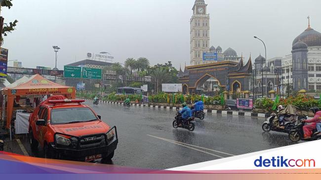 Simpang Gadog Bogor Diguyur Hujan Deras Siang Ini, Lalin ke Puncak Lancar