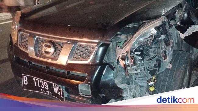 Tabrakan Mobil Vs Motor hingga Ringsek di Kebayoran Baru Jaksel