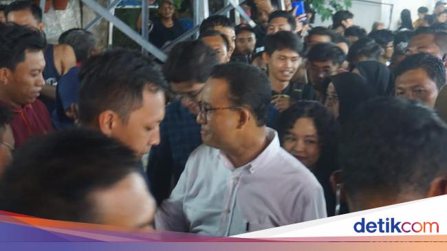 Teriakan 'Prabowo Presiden' Saat Anies Jalan-jalan ke Malioboro