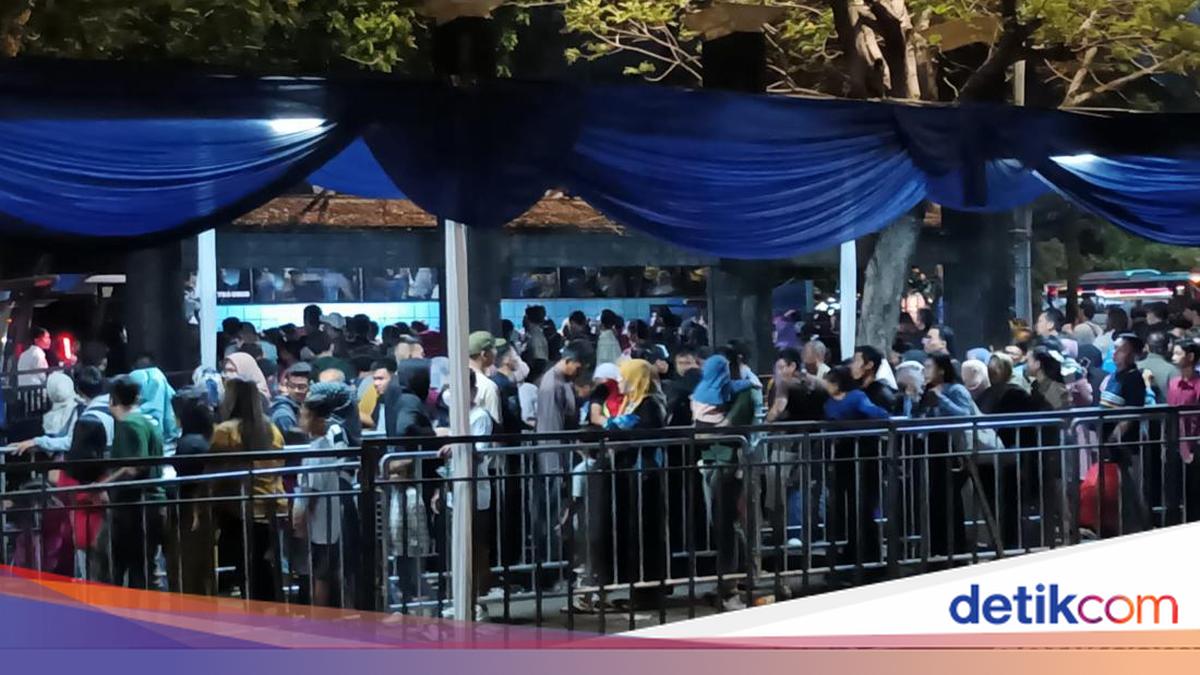 Pengunjung Makin Ramai, Antrean Shuttle Bus di Ancol Mengular