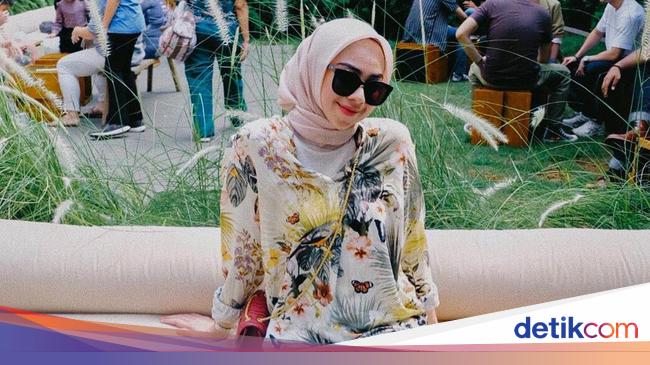 Keseruan Ira Nandha saat Ngopi Cantik di Kafe Estetik