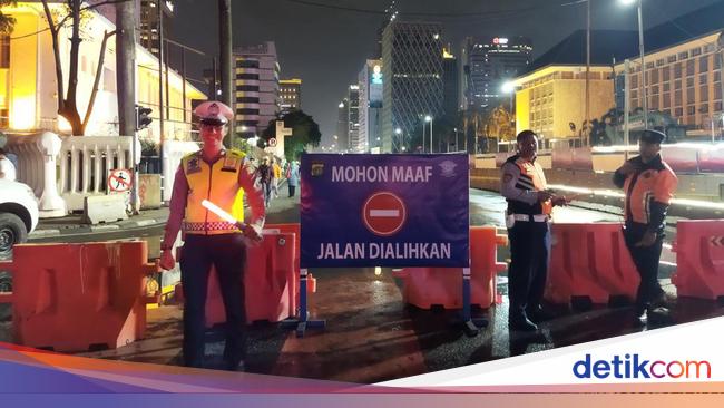 Jl Medan Merdeka Barat Ditutup, Warga Mulai Berdatangan ke Monas