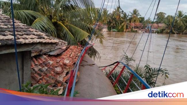 Sungai Meluap, Jembatan Gantung Penghubung Desa di Muratara Putus Sungai Meluap, Jembatan Gantung Penghubung Desa di Muratara Putus