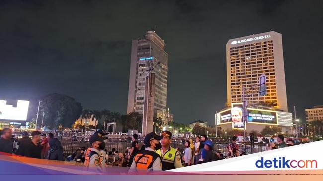 Kawasan Bundaran HI Mulai Dipadati Warga Jelang Pergantian Tahun Kawasan Bundaran HI Mulai Dipadati Warga Jelang Pergantian Tahun