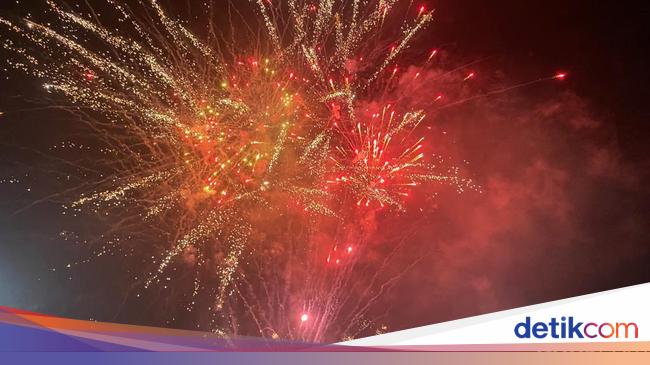 Potret Langit Makassar Bertabur Kembang Api di Malam Tahun Baru 2024