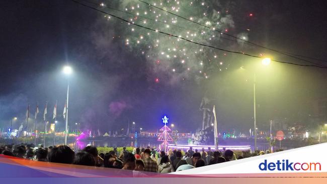 Langit Toraja Berhias Kembang Api, Selamat Tahun Baru 2024!