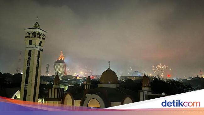 Selamat Tahun Baru 2024 Indonesia Tengah, Langit Makassar Bertabur Kembang Api