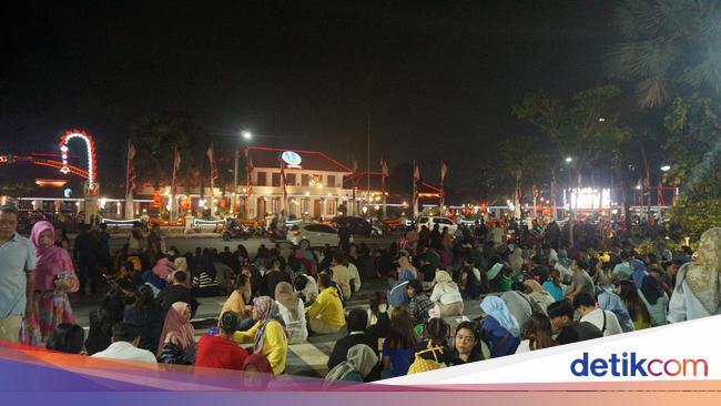 Taman Apsari Surabaya Mulai Dipadati Warga Jelang Pergantian Tahun