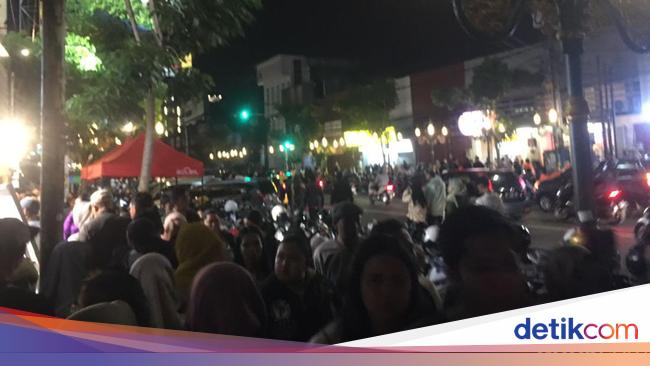 Kayutangan-Balai Kota Malang Mulai Dipadati Warga di Malam Pergantian Tahun