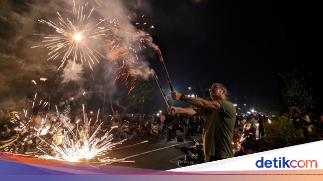 Intip Momen Warga Rayakan Tahun Baru 2024 di Bundaran GMS Lombok Barat