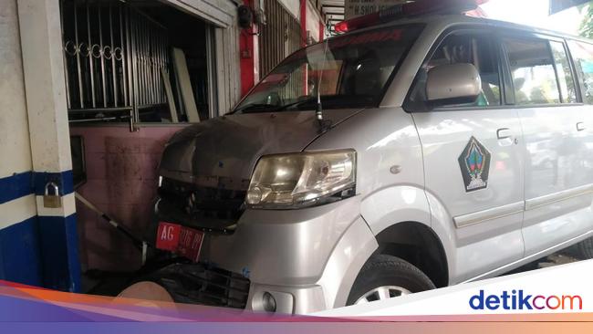 Ambulans Dinkes Blitar Tabrak Toko Emas, Sopir Diduga Ngantuk