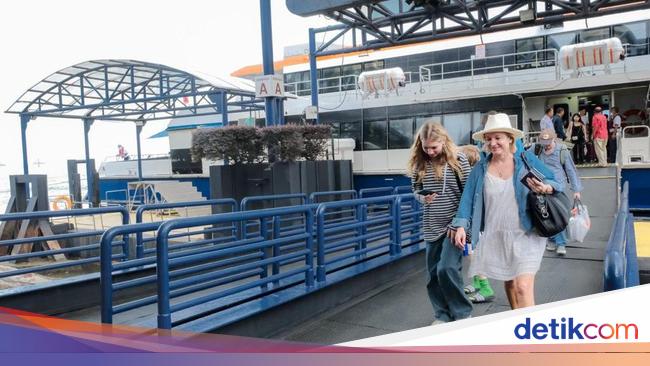 Sandiaga Sambut Wisman Pertama Tahun 2024 di Bintan Sandiaga Sambut Wisman Pertama Tahun 2024 di Bintan