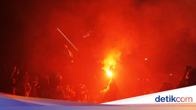Potret Kemeriahan Malam Pergantian Tahun di Kota Surabaya