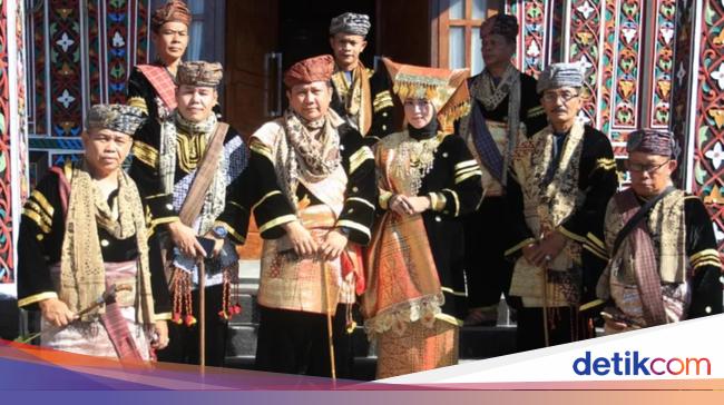 2 Pakaian Adat Sumbar, Penghulu dan Bunda Kandung Lengkap dengan ...