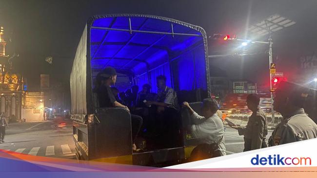 Polisi Amankan Puluhan Remaja yang Konvoi Tahun Baru di Surabaya