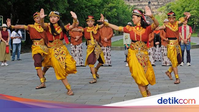 Tari Soreng Sambut Wisatawan Pertama 2024 di Borobudur