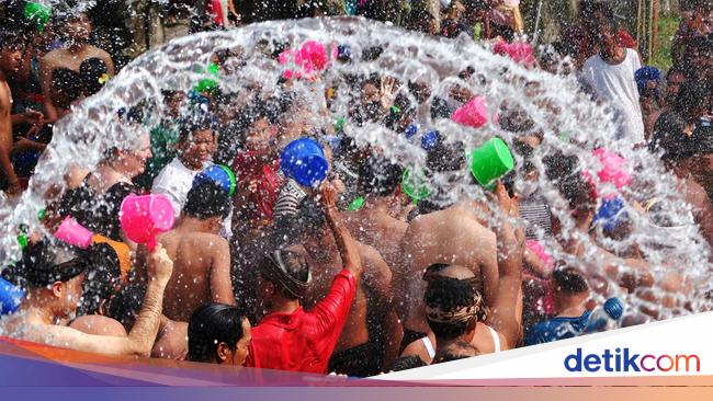 Serunya Perang Air di Gianyar Bali