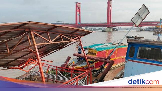 Belum Lama Diresmikan, Dermaga Plaza 7 Ulu Ditabrak Tongkang Batu Bara Belum Lama Diresmikan, Dermaga Plaza 7 Ulu Ditabrak Tongkang Batu Bara