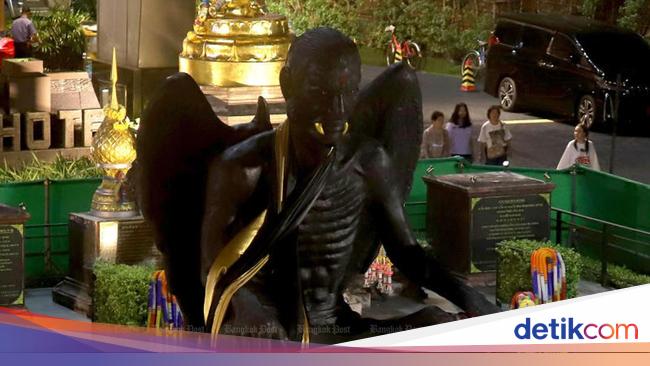 Patung Setan Raksasa Mengerikan yang Akhirnya Dipindahkan