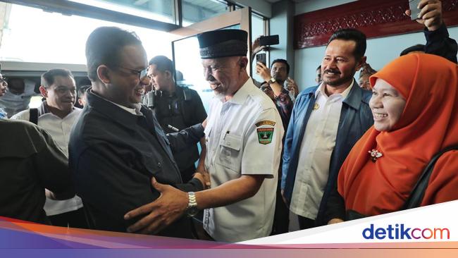 Tiba di Tanah Minang, Anies Disambut Gubernur Sumbar Tiba di Tanah Minang, Anies Disambut Gubernur Sumbar