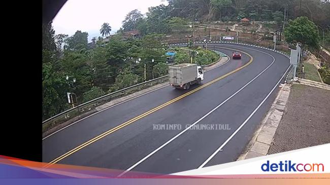 Lalin Jalan Wonosari Sore Ini, Sempat Tersendat gegara Bambu Roboh