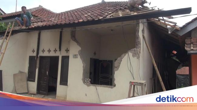 Puluhan Rumah di Subang Rusak Terdampak Gempa Sumedang Puluhan Rumah di Subang Rusak Terdampak Gempa Sumedang