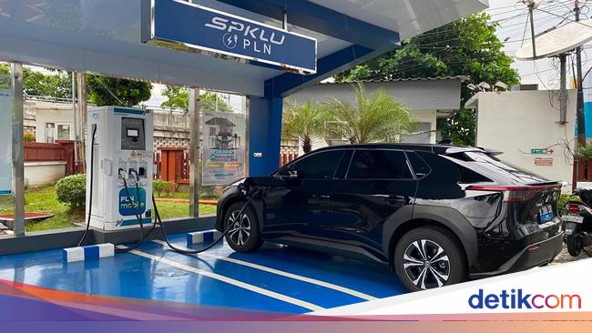 PLN Klaim SPKLU-nya Pakai Sumber Energi Terbarukan