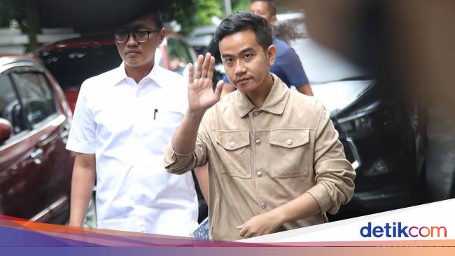 Potret Gibran Tiba di Bawaslu, Bakal Klarifikasi Bagi-bagi Susu Saat CFD Potret Gibran Tiba di Bawaslu, Bakal Klarifikasi Bagi-bagi Susu Saat CFD