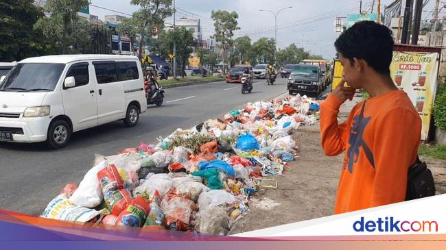 Parah! Tumpukan Sampah Busuk Berserak di Pekanbaru Parah! Tumpukan Sampah Busuk Berserak di Pekanbaru