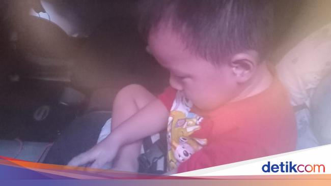 Bocah 2 Tahun di Surabaya Sempat Terjebak dalam Mobil Bocah 2 Tahun di Surabaya Sempat Terjebak dalam Mobil