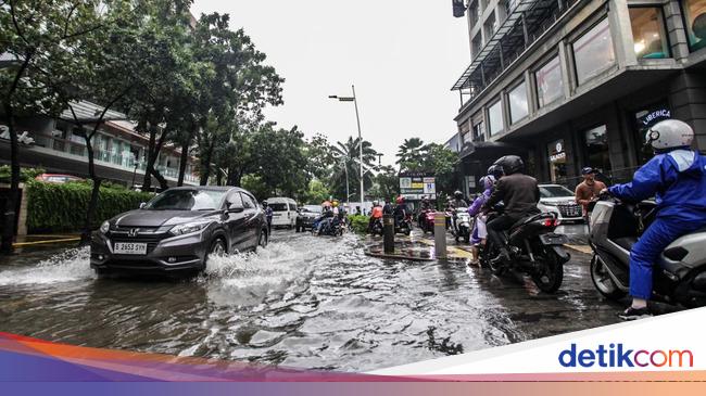 Potret Jalan Kemang Raya Jakarta Selatan yang Tergenang