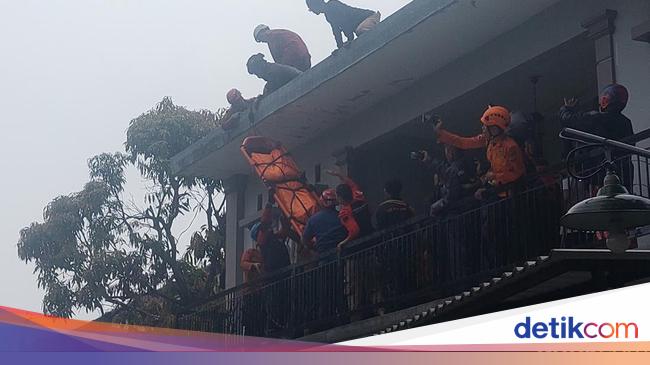 Lansia di Bogor Tewas Saat Perbaiki Atap Rumah, Evakuasi Berjalan Dramatis