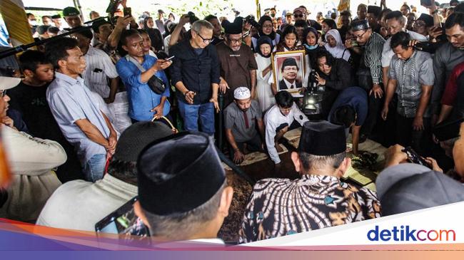 Peristirahatan Terakhir Rizal Ramli Seliang Lahad Bersama Istri