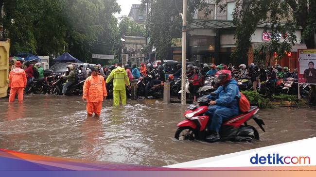 Jalan Kemang Raya Jaksel Banjir, Lalin Tersendat