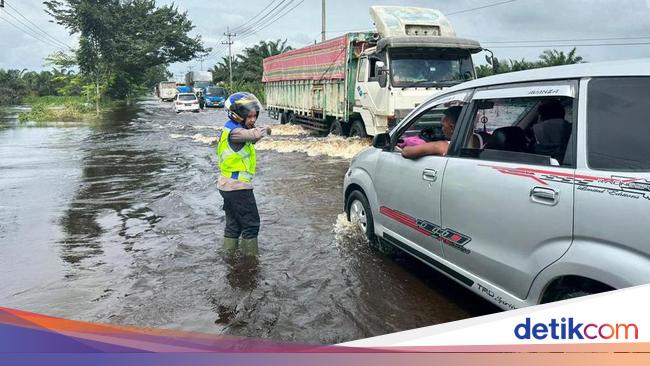 Jalintim di Pelalawan Buka Tutup Imbas Banjir, Banyak Kendaraan Mogok