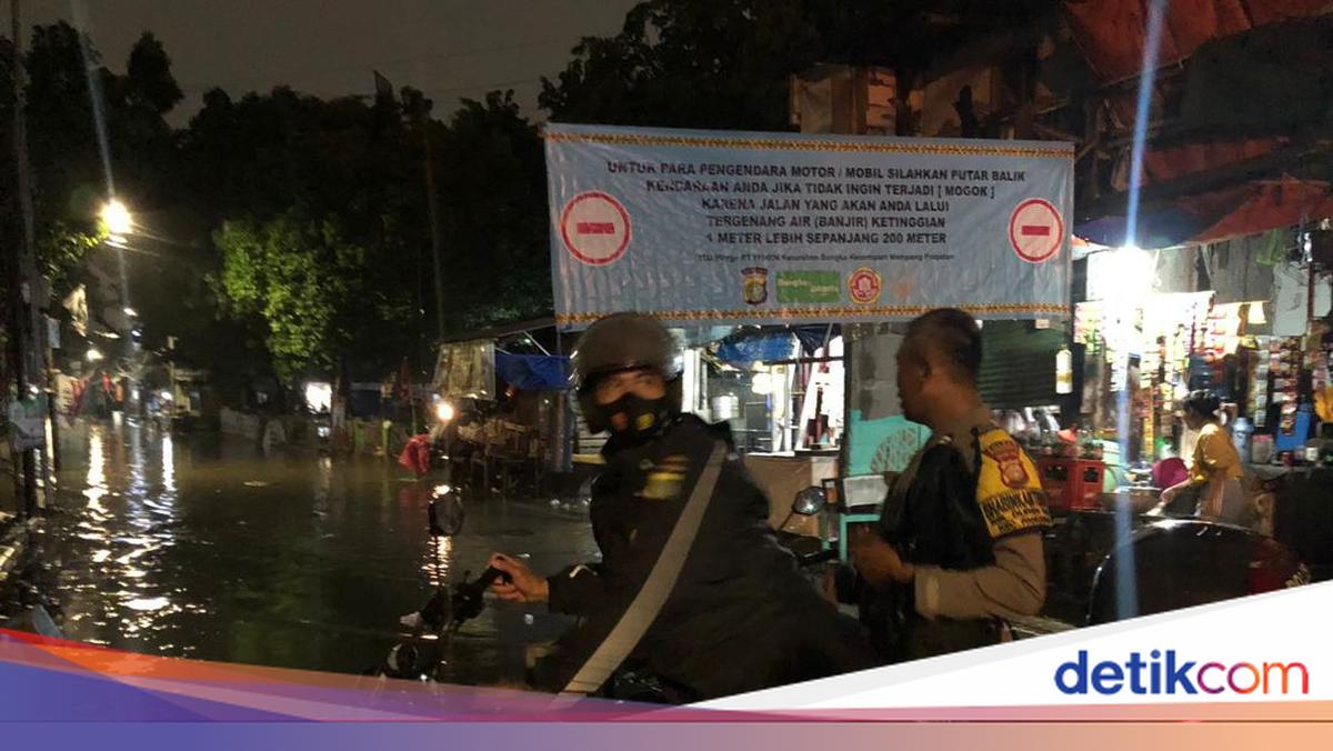 Kapolsek Mampang Tinjau Banjir, Sejumlah Jalan Dialihkan