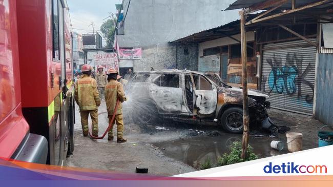 Diduga Akibat Korsleting, Mobil Terbakar di Gunungputri Bogor