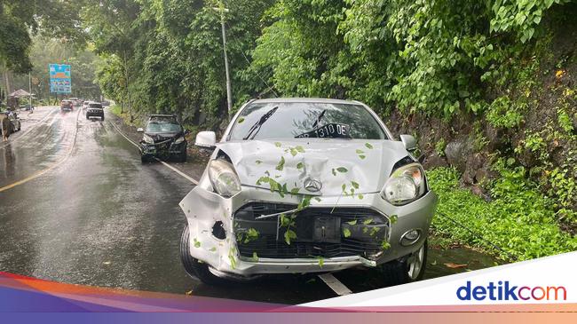 Pohon Tumbang Timpa 2 Mobil di Jalan Senggigi Lombok, 2 Terluka