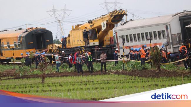 Bangkai Gerbong 2 Kereta yang Tabrakan di Cicalengka Dievakuasi