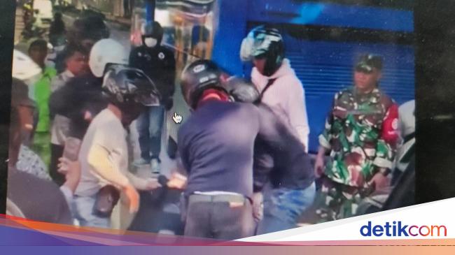 Momen Riuh Saipul Jamil 'Ditangkap' di Jalur TransJakarta Momen Riuh Saipul Jamil 'Ditangkap' di Jalur TransJakarta